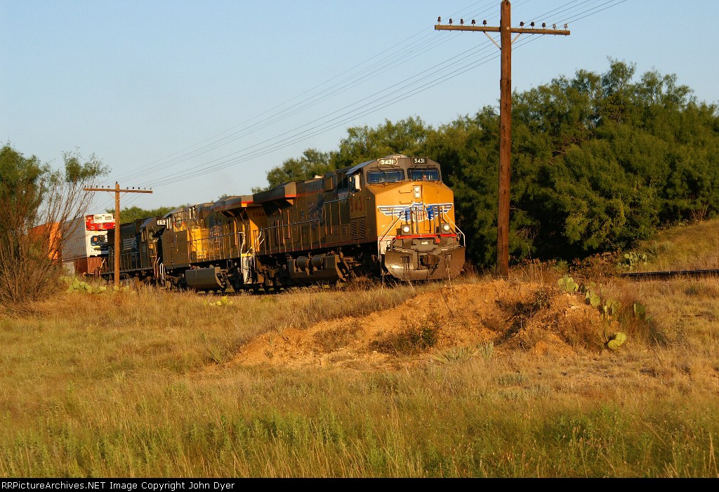 UP 5431 leading a westbound container train on a July West Texas evening